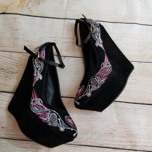 Too Fast | Shoes | Too Fast Velvet Wedges Nwot | Poshmark